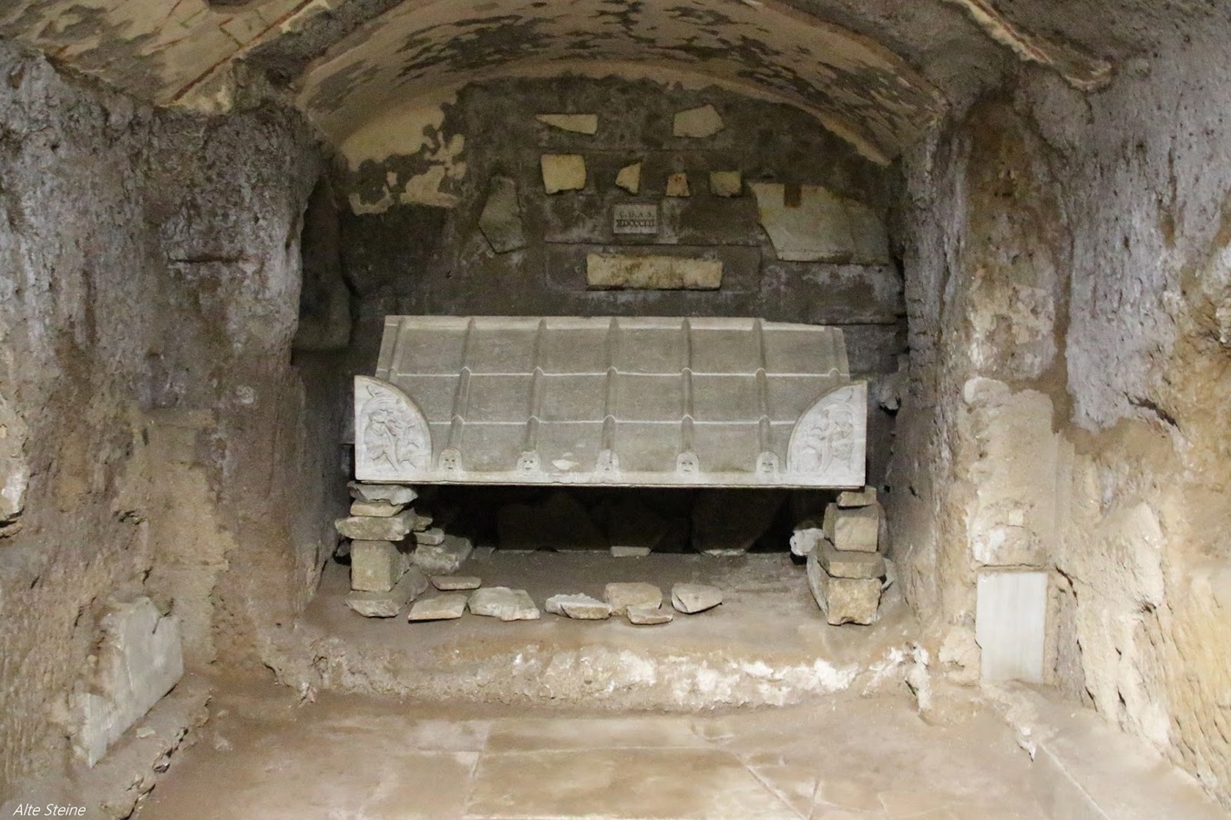 Unterirdische Katakomben von Rom - Burgdame